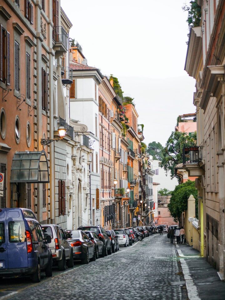 FIND THE BEST LEATHER SHOPS IN ROME ON THIS STREET!