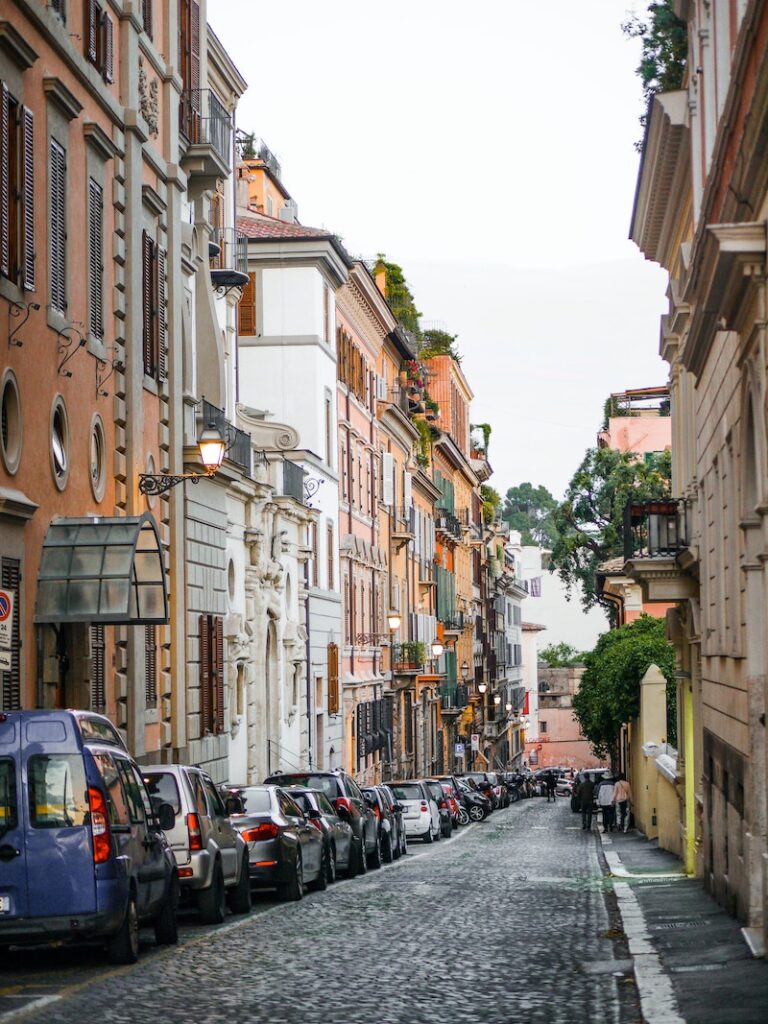 FIND THE BEST LEATHER SHOPS IN ROME ON THIS STREET!