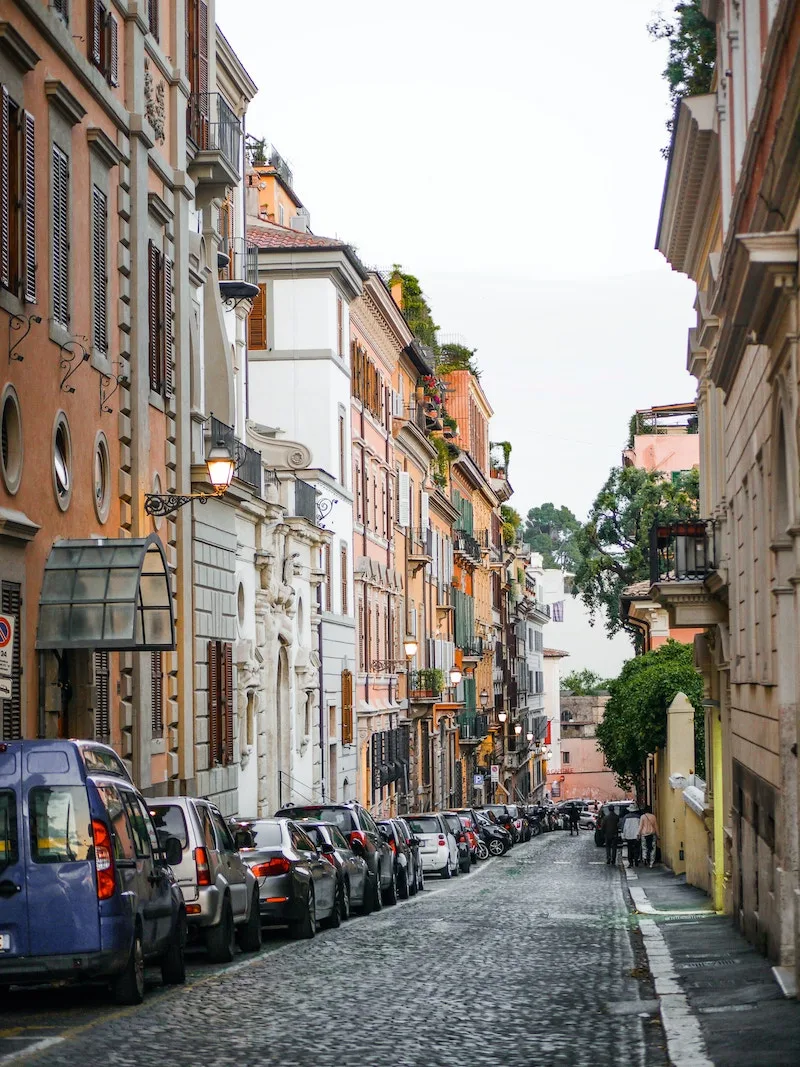 FIND THE BEST LEATHER SHOPS IN ROME ON THIS STREET!