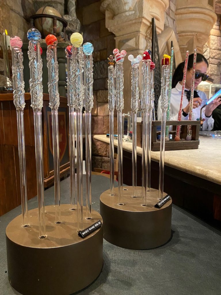 MERLIN L'ENCHANTEUR DISNEYLAND PARIS - SHOP GUIDE